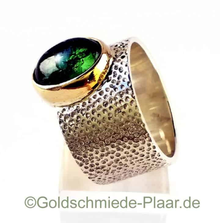 Silber-Ring mit grünem Turmalin in Gelbgold gefasst